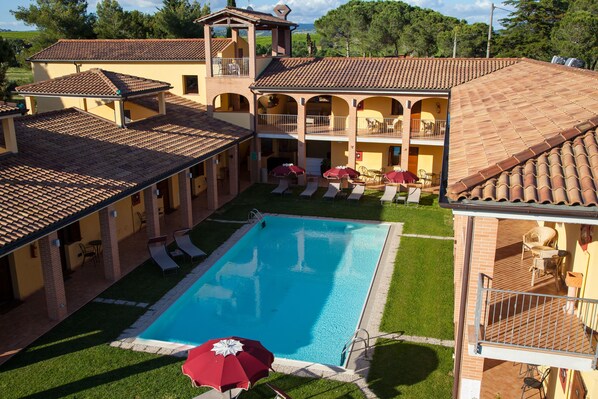 Piscina externa sazonal, funciona das 9h30 às 19h30, guarda-sóis