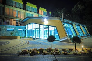 Piscina interna, funciona das meio-dia às 21h, salva-vidas no local