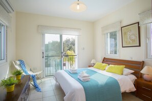 3 quartos, secretária adequada para computadores portáteis, Wi-fi 