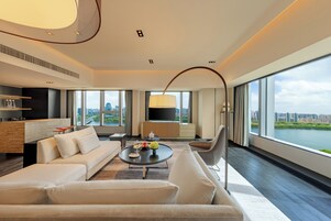 Suíte premier | Roupas de cama premium, cofres nos quartos, escrivaninha