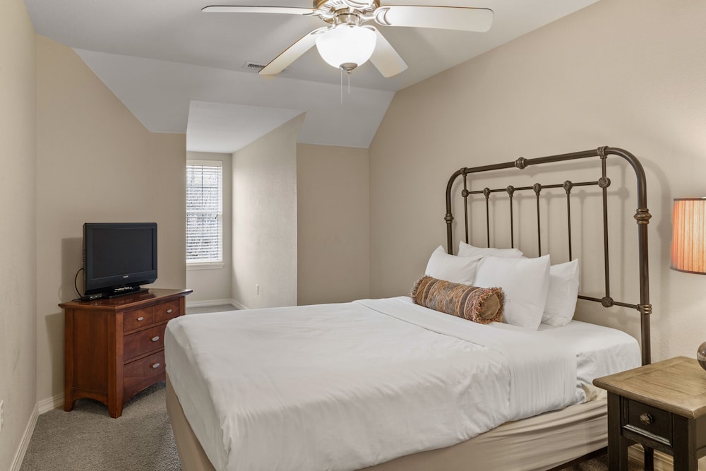 3 Bed, 2.5 Bath Townhouse With Attached Two-car Garage & Private Patio With Gas Grill - Branson, MO