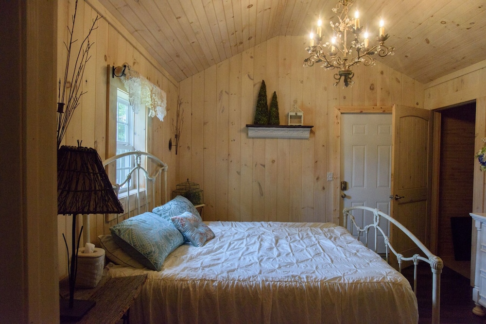 Mentone Dreams Suite At The Hatter Cafe' And Country Inn\nbreakfast Included - Mentone, AL