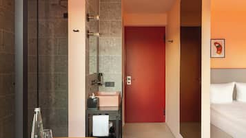 Family Suite | Casa de banho | Um polibã, um chuveiro fixo, artigos de higiene ecológicos