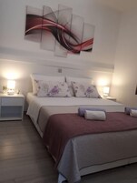 Apartamento standard, sacada, vista para o mar | Cofres nos quartos, ferros/tábuas de passar roupa, Wi-Fi de cortesia