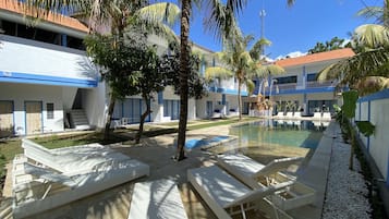 Piscina exterior, espreguiçadeiras