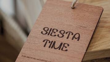 Uma etiqueta de madeira com o texto "SIESTA TIME" e um pequeno cordão.