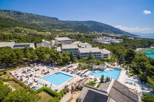 Piscina externa sazonal, funciona das 7h às 20h, guarda-sóis