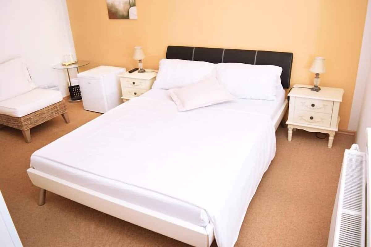 Quarto Individual Básico | Secretária, Wi-fi grátis, com decoração personalizada 