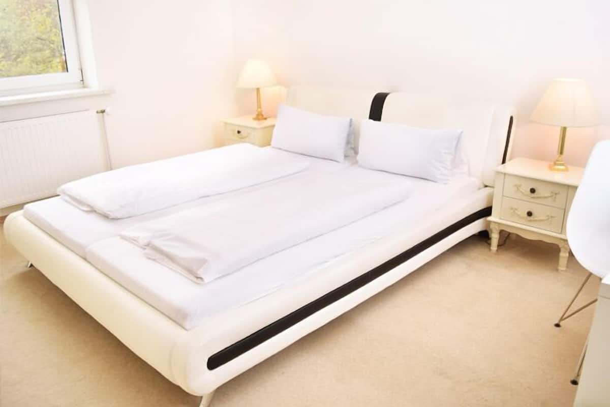 Quarto Duplo Básico | Secretária, Wi-fi grátis, com decoração personalizada 