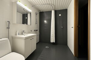 Estúdio Comfort | Casa de banho | Um polibã, um chuveiro fixo, um secador de cabelo, um bidé 