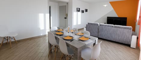 Apartamento, 2 quartos | Opções para refeição no quarto
