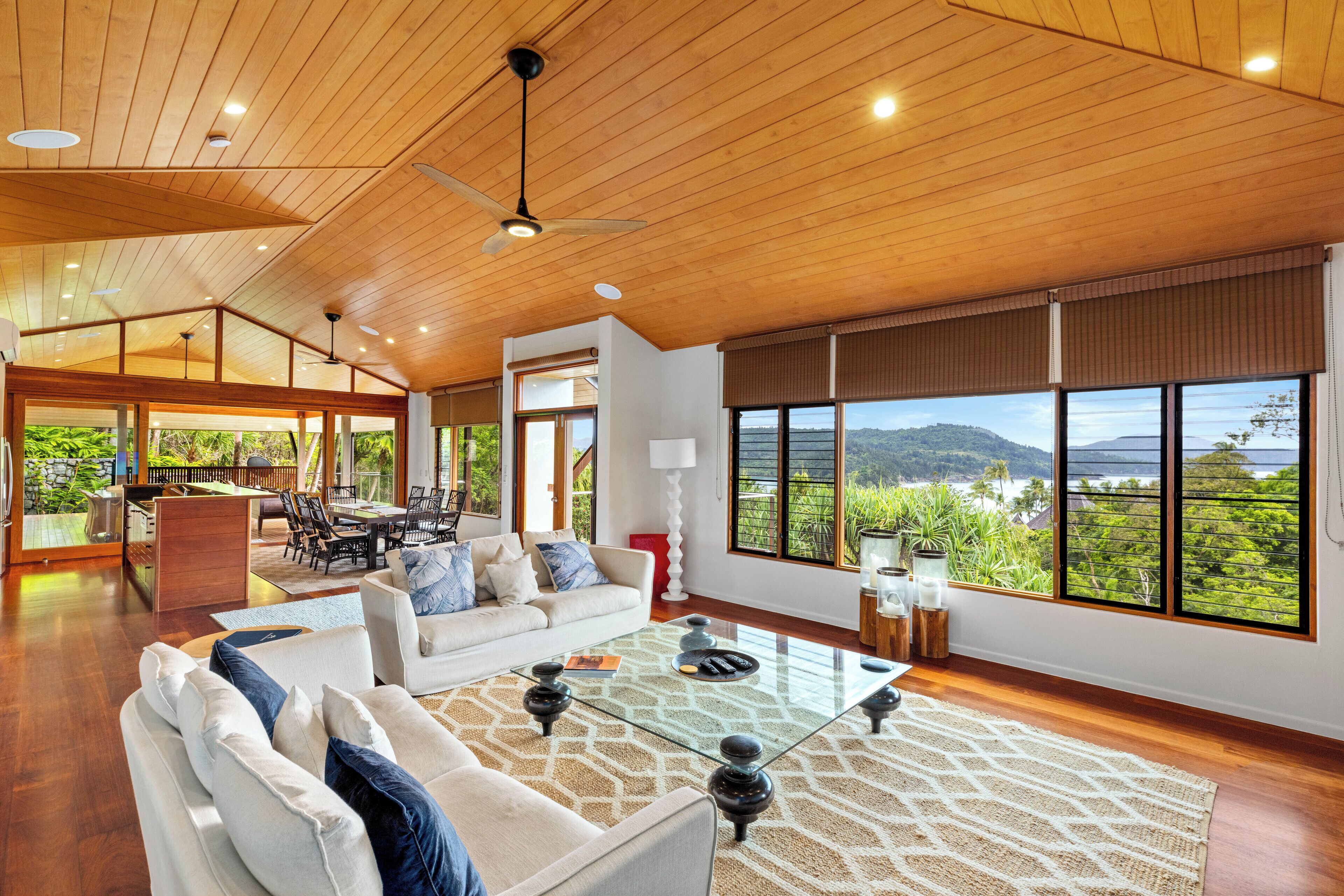 Casa de Luxo, 5 quartos, piscina privativa, vista para o oceano | Sala de estar | Televisor 