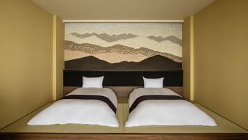 Quarto com duas camas, um grande mural na parede com montanhas e uma cabeceira de madeira.