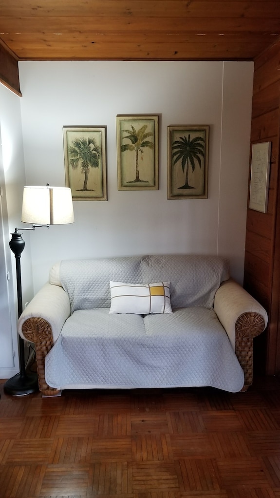 The Treehouse:treeline View, Screened Porch, Private Balcony - Palm Bay, FL