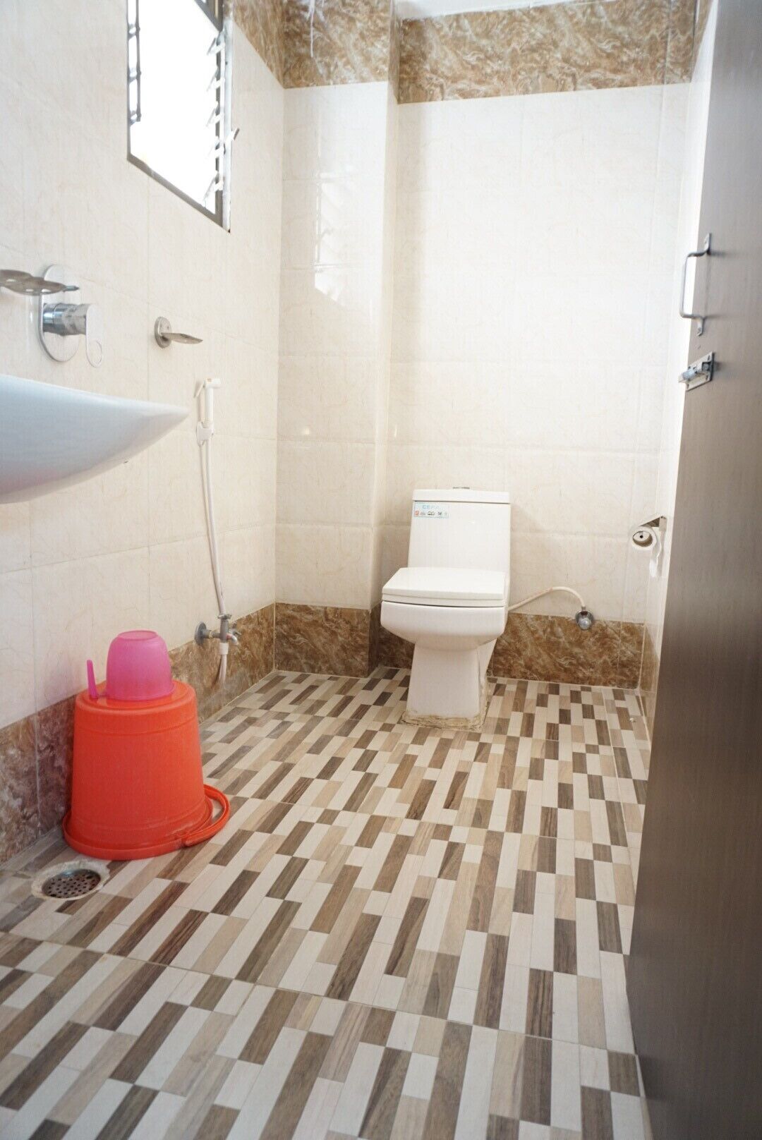 Um polibã, artigos de higiene pessoal grátis, roupões, chinelos 