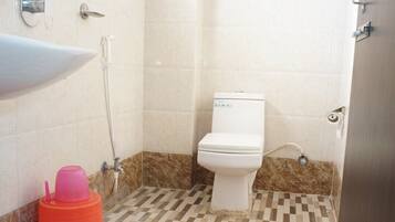 Um polibã, artigos de higiene pessoal grátis, roupões, chinelos