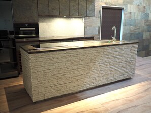 Casa, para não fumantes (Private Vacation Home) | Cozinha privada | Geladeira, micro-ondas, fogão, cooktop