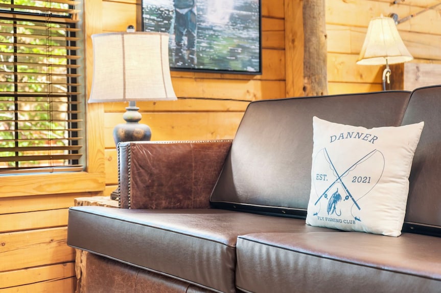 Fishing Themed Retreat For Two - King Bed Cabin With Fireplace & Jacuzzi Tub - Missouri