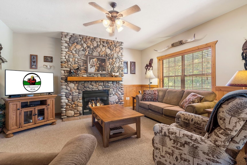Great Family Cedar Cabin With Fireplace & Screened Deck Just Minutes From Shows! - Misuri