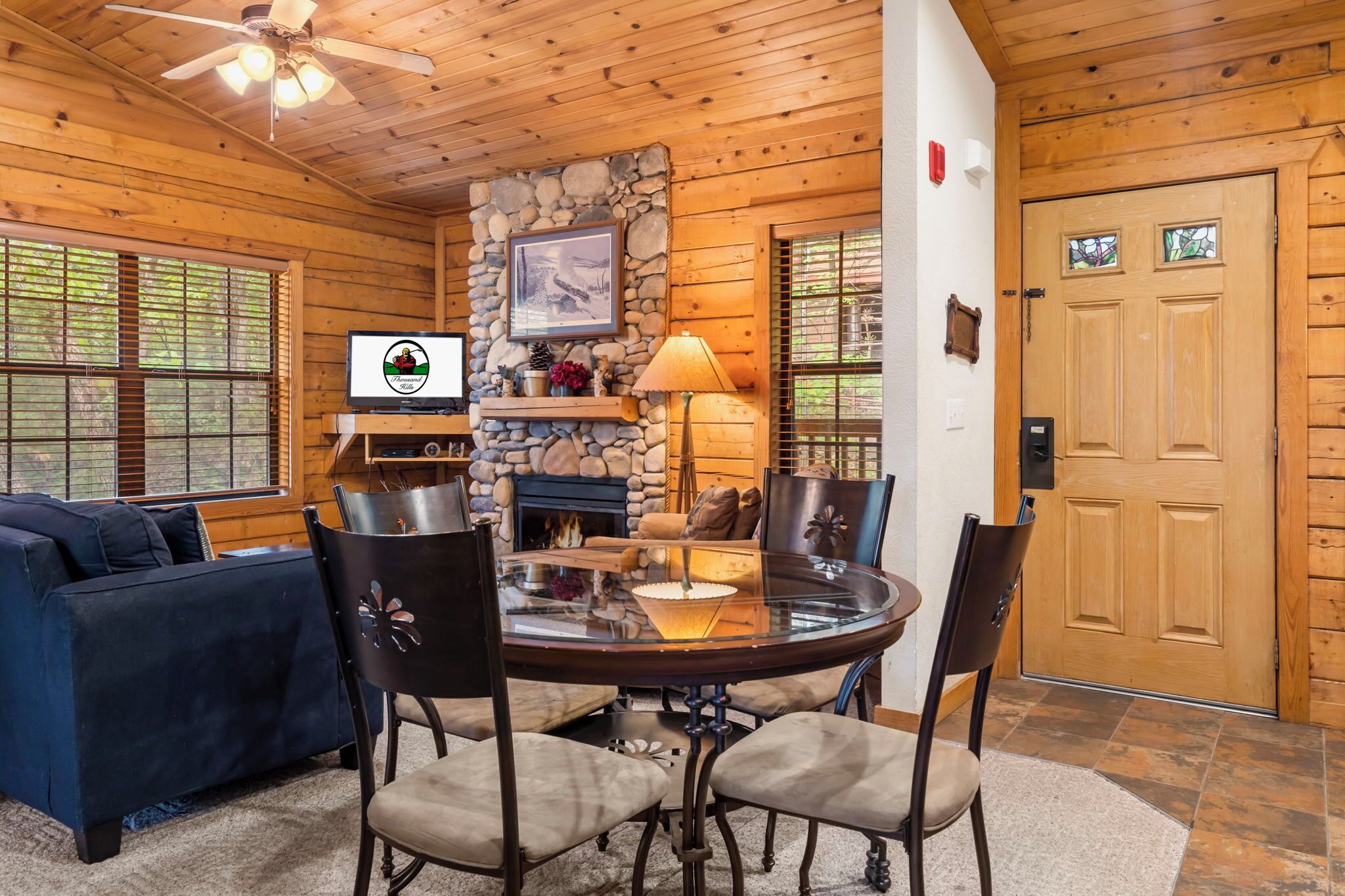 Romantic Walk In Cabin With King Bed, Fireplace & Whirlpool Tub - Branson, MO