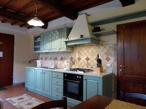 Casa | Cozinha privada | Uma cadeira de bebé 