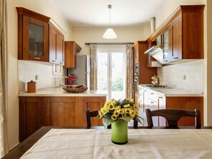 Villa | Cozinha privada | Uma cadeira de bebé 