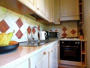 Casa | Cozinha privada | Uma cadeira de bebé