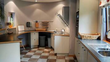 Villa | Cozinha privada | Uma cadeira de bebé