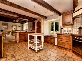 Casa | Cozinha privada | Uma cadeira de bebé 