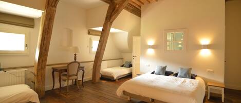 Casa | 13 quartos, com mobília individualizada, roupa de cama fornecida