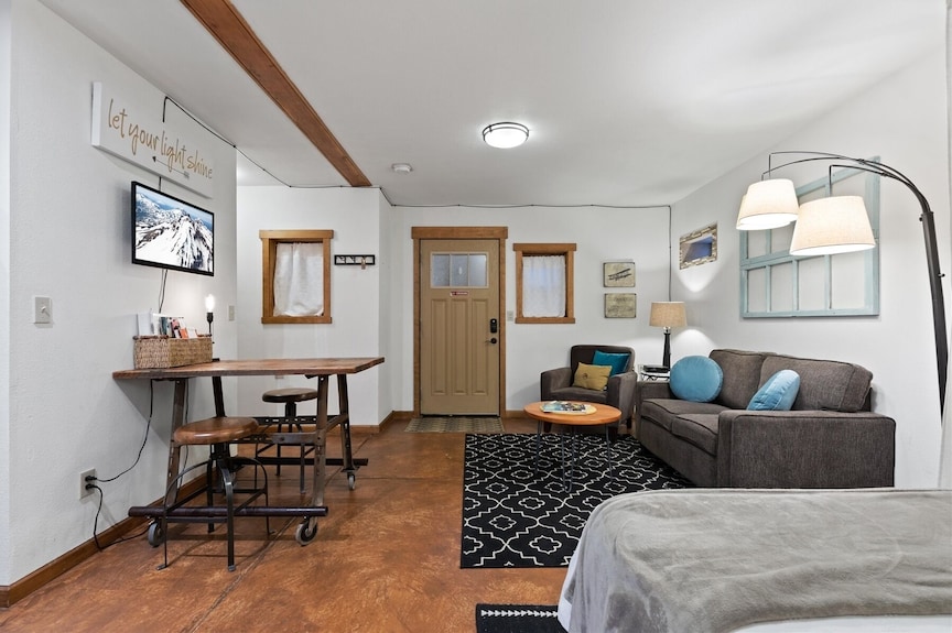 Georgia Studio | 0 Bed, 1 Bath - Oregon