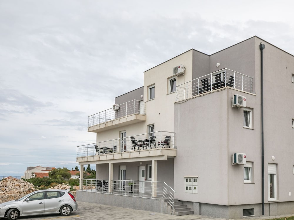 Comfortable Apartment In Novalja Near Zrče Beach - Pag
