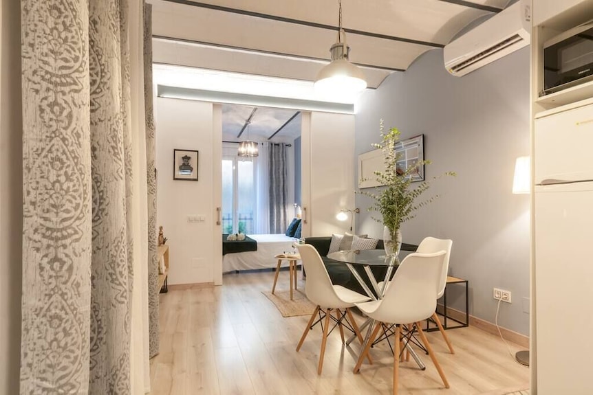 ÉLégant Et Confortable, Cet Appartement De Deux Chambres Est Situé Au Cœur De La Ville. - Barcelone