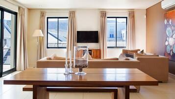 Apartamento standard, 2 quartos | Área de estar | TV de tela plana