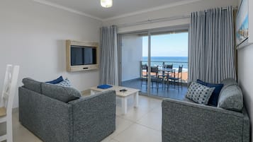 One Bedroom Apartment | Sala de estar | Televisor de ecrã plano de 32 polegadas com canais via satélite