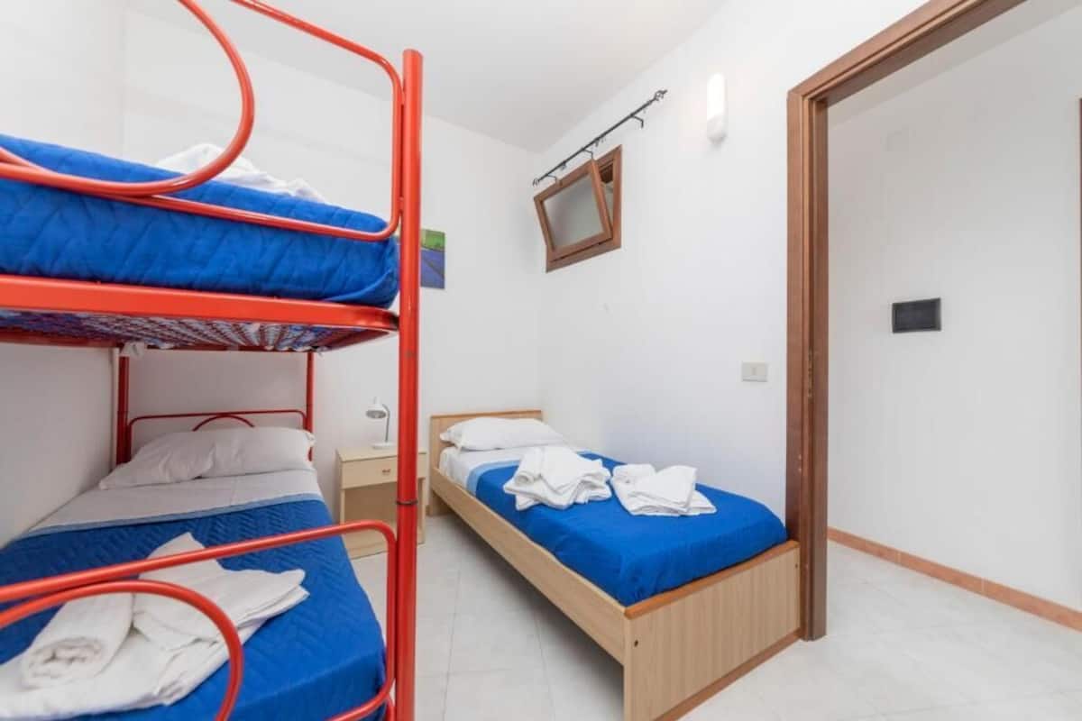 Quarto Familiar | Minibar, secretária, ferro/tábua de engomar, Wi-fi grátis