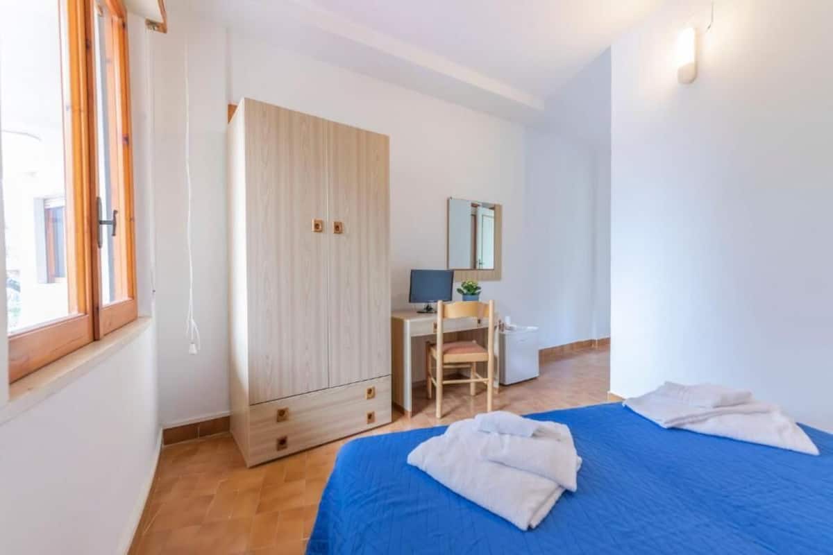 Minibar, secretária, ferro/tábua de engomar, Wi-fi grátis