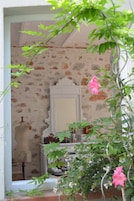 Quarto com parede branca, lareira branca, um espelho e um manequim.