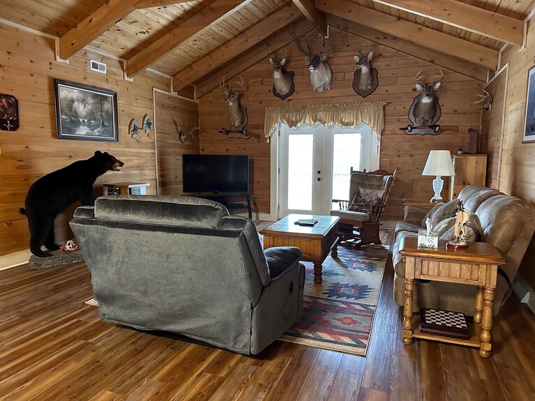 Hilltop 10 Acre Cabin Retreat Getaway - Wifi! - West Virginia