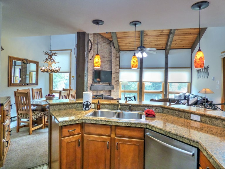 Top Floor Mountain Village + Hot Tub Wifi - Steamboat Springs, CO