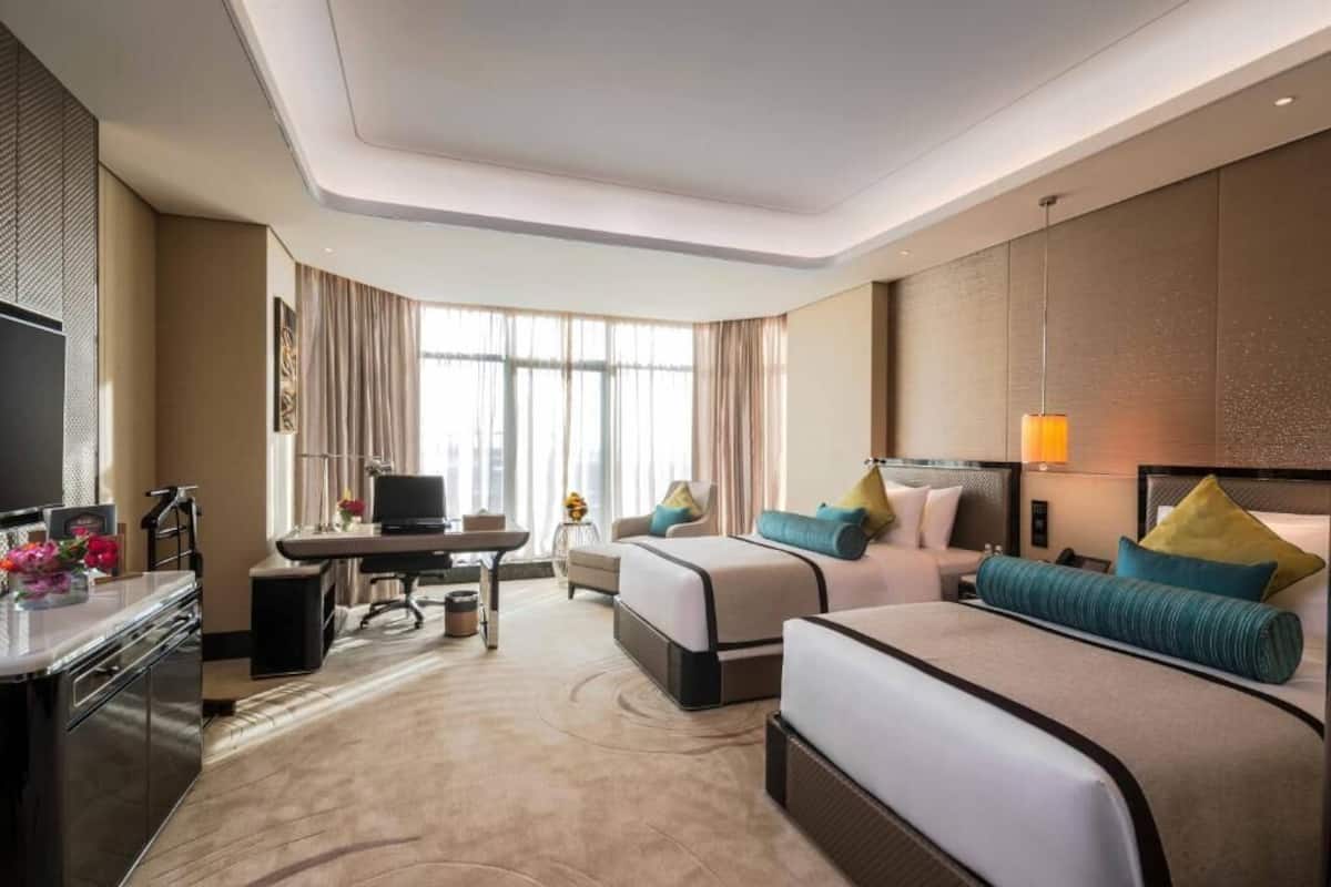 Quarto Twin Premium, vista parcial para o mar | Minibar, secretária, cortinas/cortinados opacos, quartos insonorizados