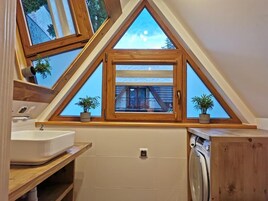 Chalé Superior | Casa de banho | Um polibã, um secador de cabelo, toalhas fornecidas