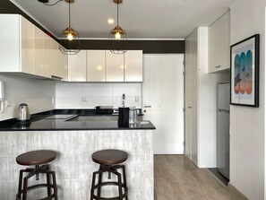 Apartamento (520) | Cozinha privada | Geladeira, micro-ondas, cooktop, chaleira elétrica