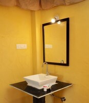 Quarto casal superluxo, 1 cama King, para não fumantes, vista para a montanha | Banheiro | Chuveiro, chinelos, toalhas de banho 