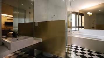 Premium Double Deluxe (2 Pax, Unique Design, Adults Only, No Smoking) | Casa de banho | Artigos de higiene pessoal grátis, um secador de cabelo, roupões