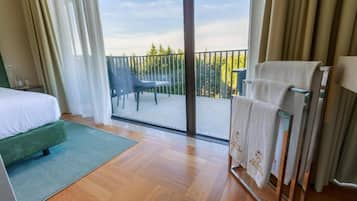 Apartamento Superior, 2 quartos | Minibar, cofre no quarto, secretária, ferro/tábua de engomar