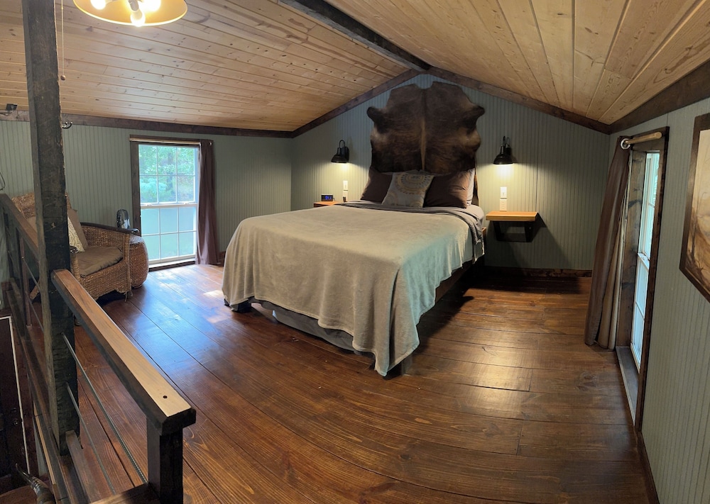 Coyote Creek Loft Cabin With Wood Burning Stove, Firepit, Private Outdoor Area - Texas