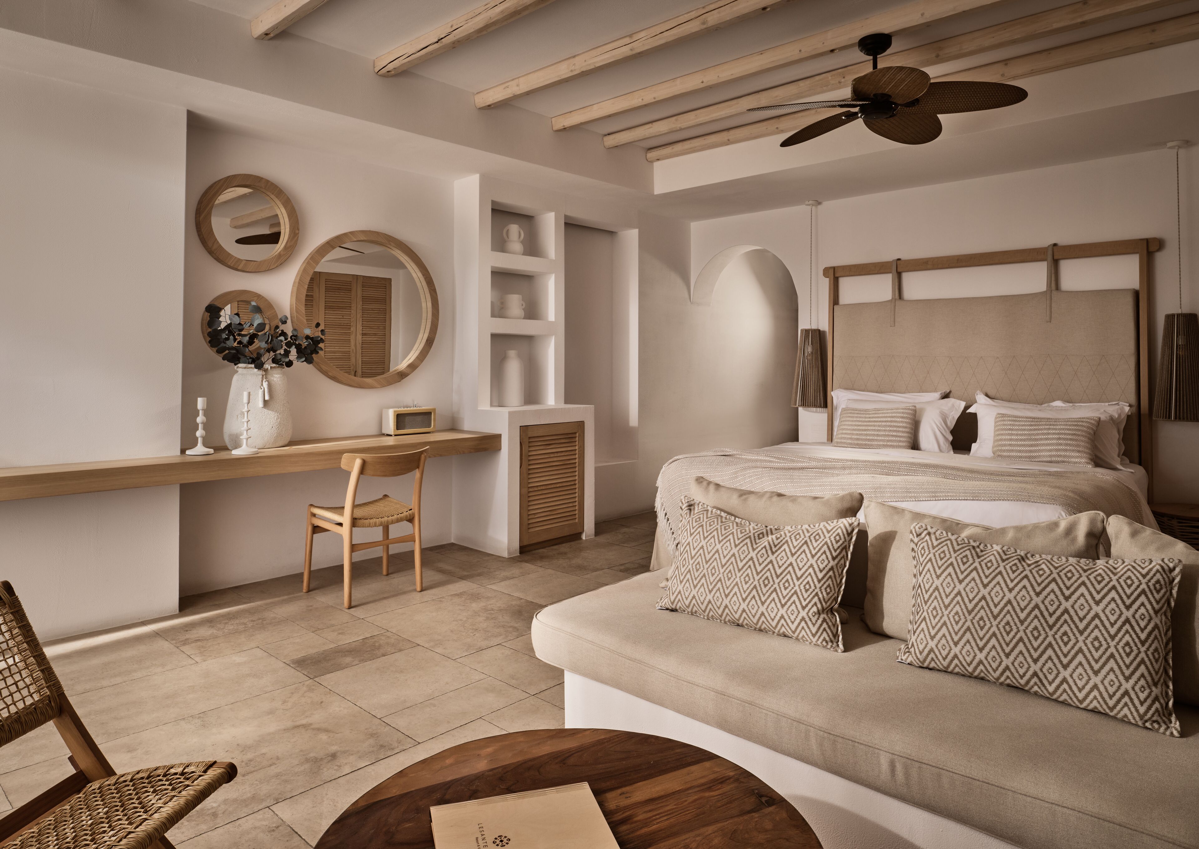 Deluxe Suite | Minibar, cofre no quarto, secretária, cortinas/cortinados opacos 