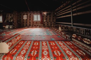 Tenda Tradicional | Com decoração personalizada, secretária, Wi-fi grátis 