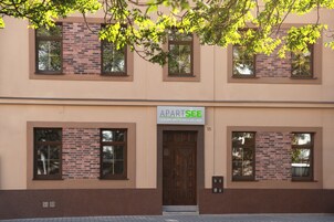 Fachada de um edifício com uma placa indicando